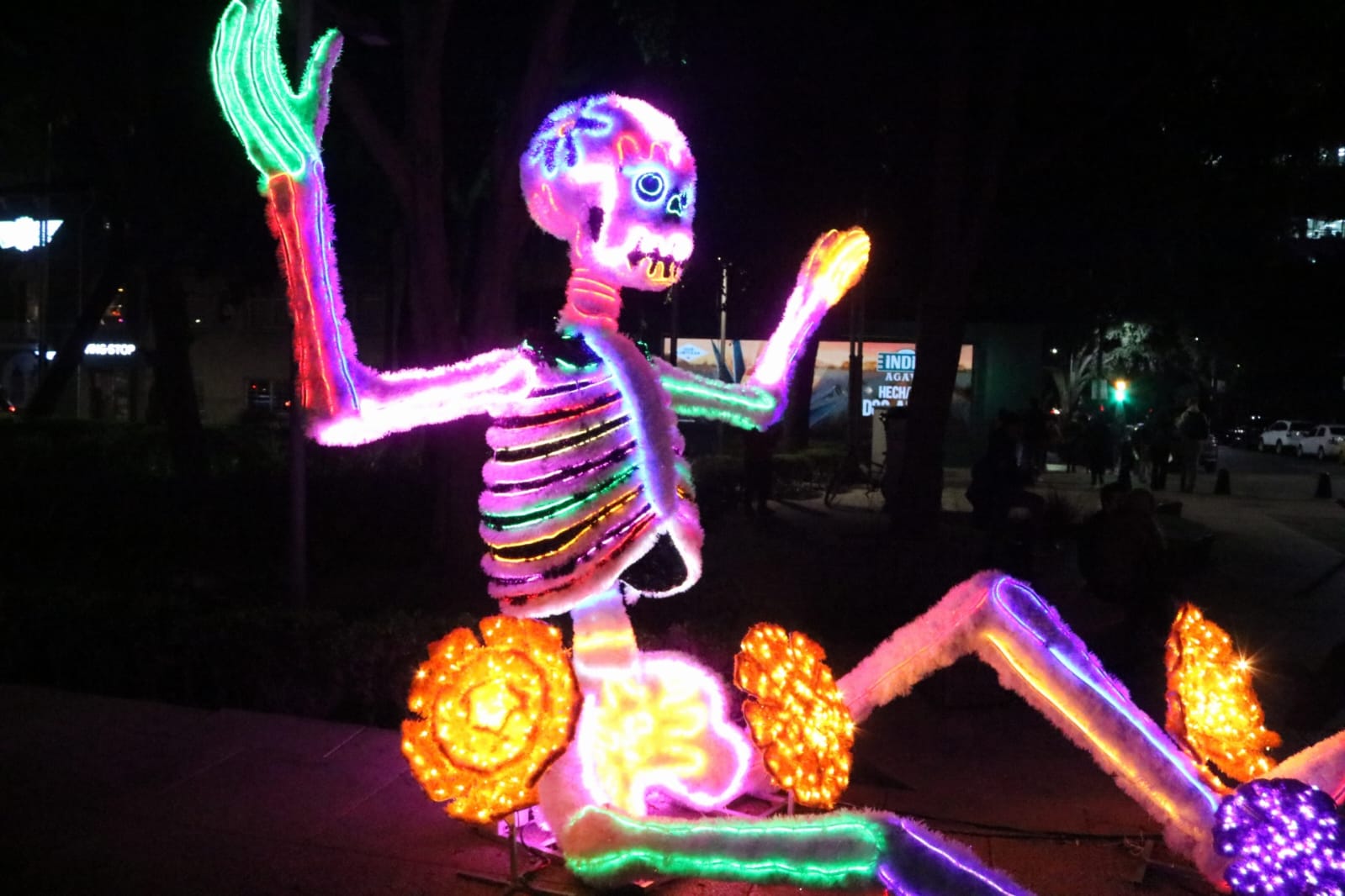 Brugada visita Reforma entre gigantescas luminarias, alebrijes y ...